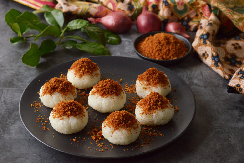 Indonesian Sticky Rice with Savoury Coconut Flakes (Ketan Serundeng ...